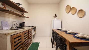 Geladeira, micro-ondas, cooktop, talheres/pratos/utensílios de cozinha