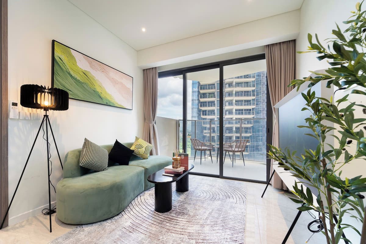 Apartamento luxo, 1 quarto, sacada, vista para a cidade | Camas com colchões de espuma com sistema de memória, escrivaninha