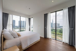 Apartamento família, 3 quartos, sacada, vista para a cidade | Camas com colchões de espuma com sistema de memória, escrivaninha