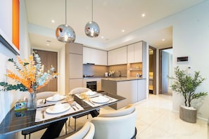 Apartamento executivo, 2 quartos, sacada, vista para a cidade | Cozinha privada | Geladeira, cooktop