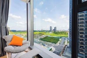Apartamento executivo, 2 quartos, sacada, vista para a cidade | Vista do quarto