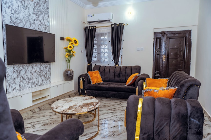 2025-built Lavish 3br Gated Suite #2 In Gra Benin City24/7 Power & Security! - Benin City