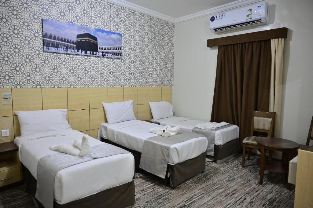 Quarto triplo básico | Cofres nos quartos, espaço de trabalho para notebook, Wi-Fi de cortesia