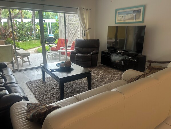 LARGE 3 BED POOL VIEW CONDO SET AMID TROPICAL GARDENS WITH GREAT SHORE ...