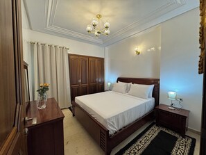 Apartamento luxo, sacada, vista para a cidade | Cofres nos quartos, cortinas blackout, quartos à prova de som