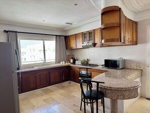 Apartamento luxo, sacada, vista para a cidade | Cozinha privada | Refrigerador em uma área comum, micro-ondas em uma área comum