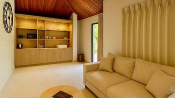 Suite de Luxo | Cofre no quarto, cortinas/cortinados opacos, ferro/tábua de engomar