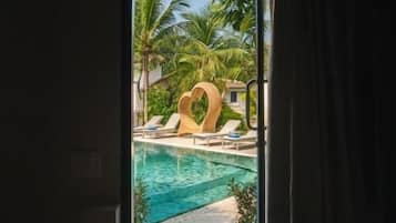 Suite de Luxo | Cofre no quarto, cortinas/cortinados opacos, ferro/tábua de engomar