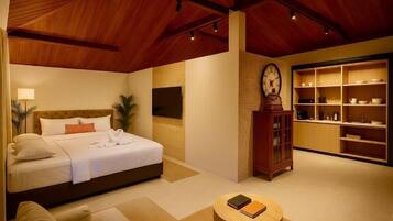 Suite de Luxo | Cofre no quarto, cortinas/cortinados opacos, ferro/tábua de engomar