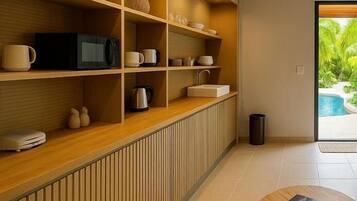 Suite de Luxo | Cofre no quarto, cortinas/cortinados opacos, ferro/tábua de engomar