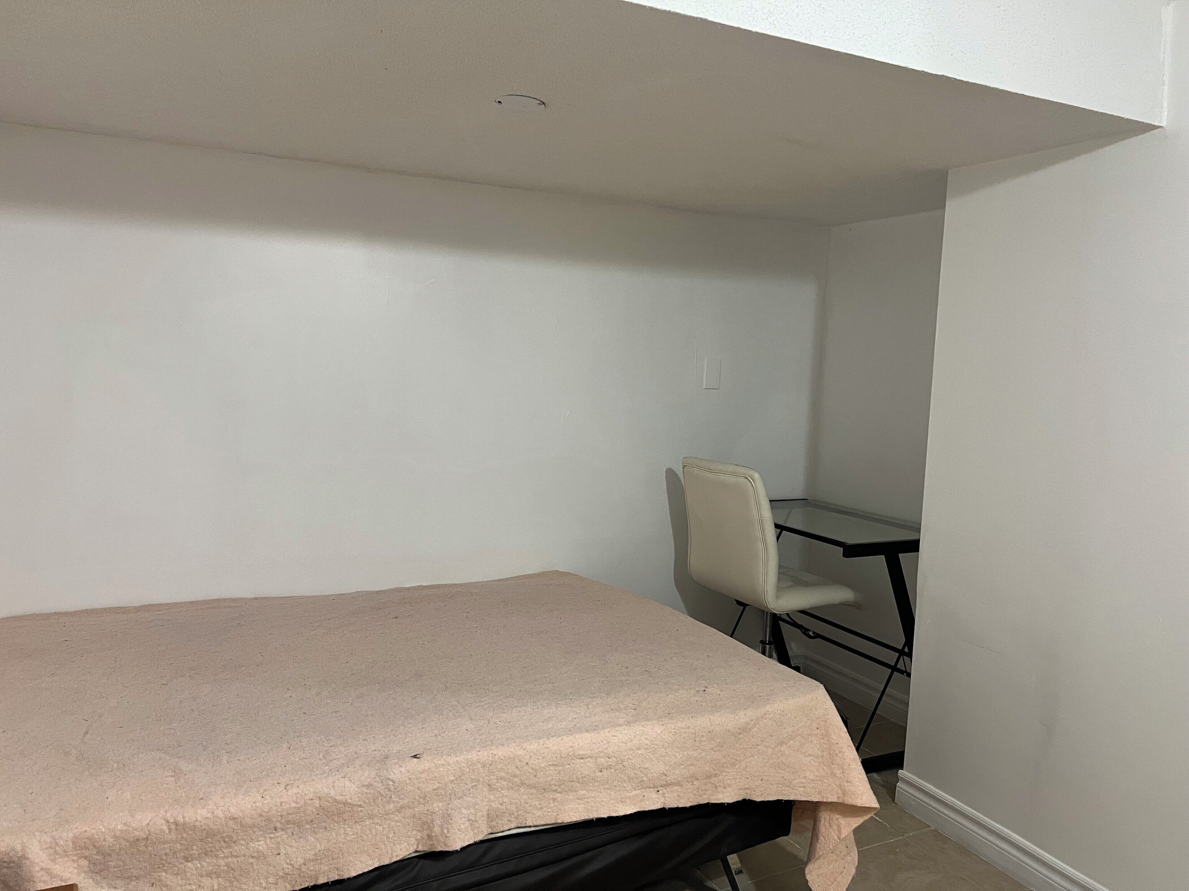 Warm, Cozy Basement Apartment In Toronto, Cross To Bus Stub - Vaughan
