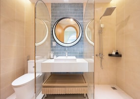Quarto casal design, 1 cama King, vista para a cidade | Banheiro | Produtos de toalete grátis, secador de cabelo, chinelos, bidê