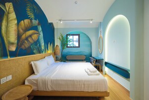 Suite-Estúdio Design, vista para a praia | Minibar com produtos grátis, cofre no quarto, secretária