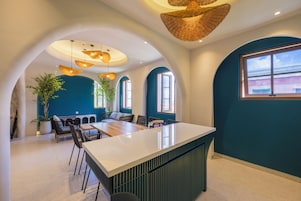 Suíte estúdio design, vista para a praia | Frigobar (abastecido com alguns itens grátis), cofres nos quartos