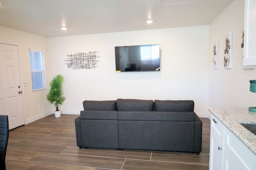 1 Bedroom Studio Centrally Located In Riverside Close To Cbu, Parkview And 91fwy - Riverside, CA