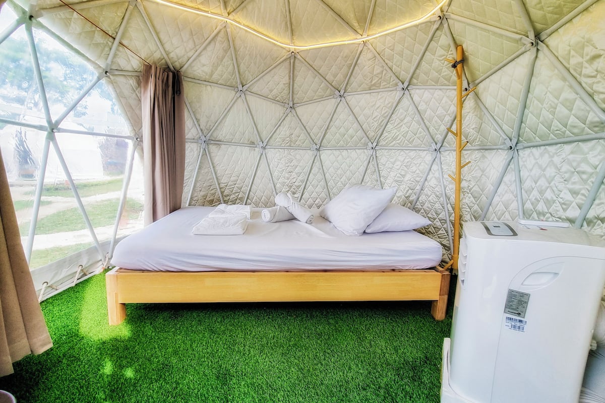 Quarto Duplo Básico, 1 quarto, não fumadores, vista para o jardim | Cofre no quarto, cortinas/cortinados opacos, roupa de cama fornecida