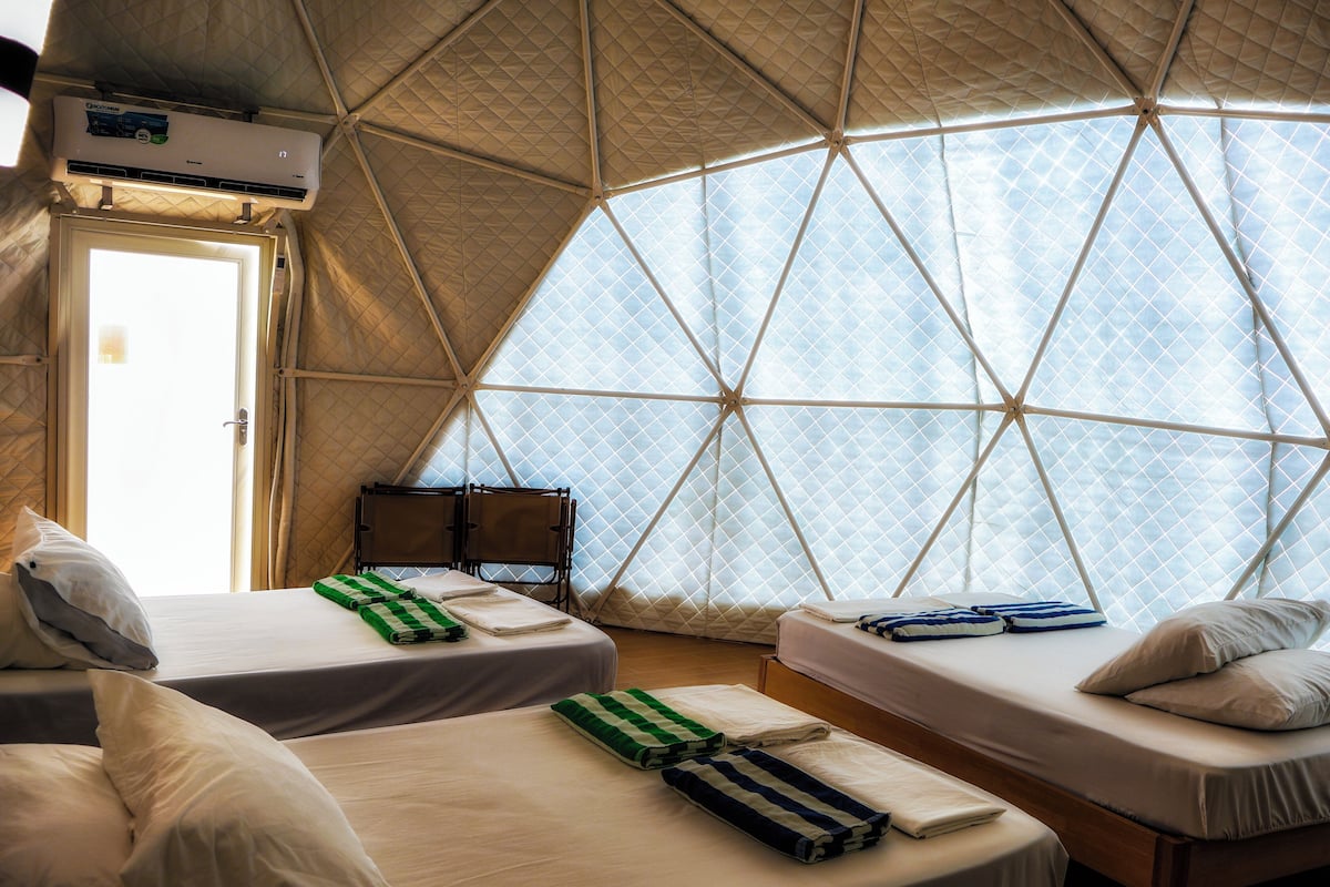 Quarto Triplo Básico, não fumadores, vista para o jardim | Cofre no quarto, cortinas/cortinados opacos, roupa de cama fornecida