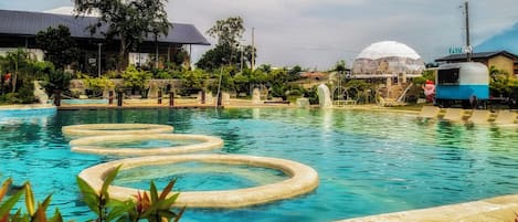 Piscina exterior, da(s) 7:00 à(s) 22:00, guarda-sóis, espreguiçadeiras