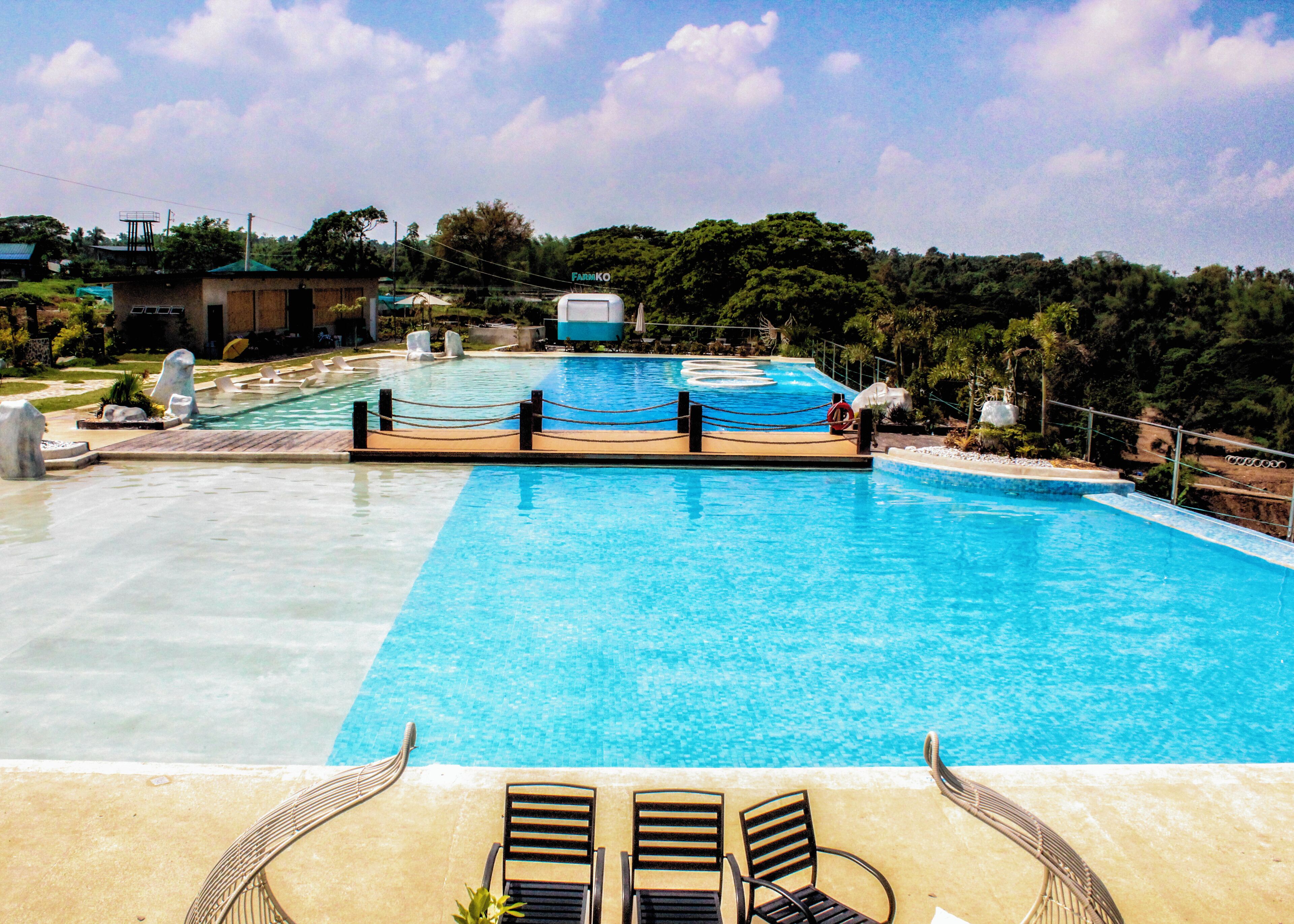 Piscina externa, funciona das 7h às 22h, guarda-sóis, espreguiçadeiras