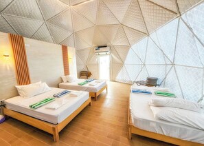 Quarto Triplo Básico, não fumadores, vista para o jardim | Cofre no quarto, cortinas/cortinados opacos, roupa de cama fornecida 