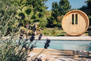 Sauna, banheira de hidromassagem, massagens de pedras quentes 