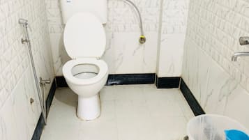 Quarto família | Banheiro | Chuveiro, produtos de toalete grátis, toalhas de banho, sabonete