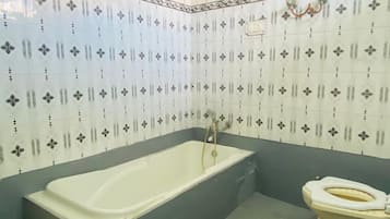 Quarto Deluxe, ar condicionado | Casa de banho | Um polibã, produtos de higiene exclusivos, toalhas fornecidas, sabão