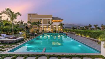 Piscina exterior, da(s) 10:00 à(s) 21:00, guarda-sóis, espreguiçadeiras