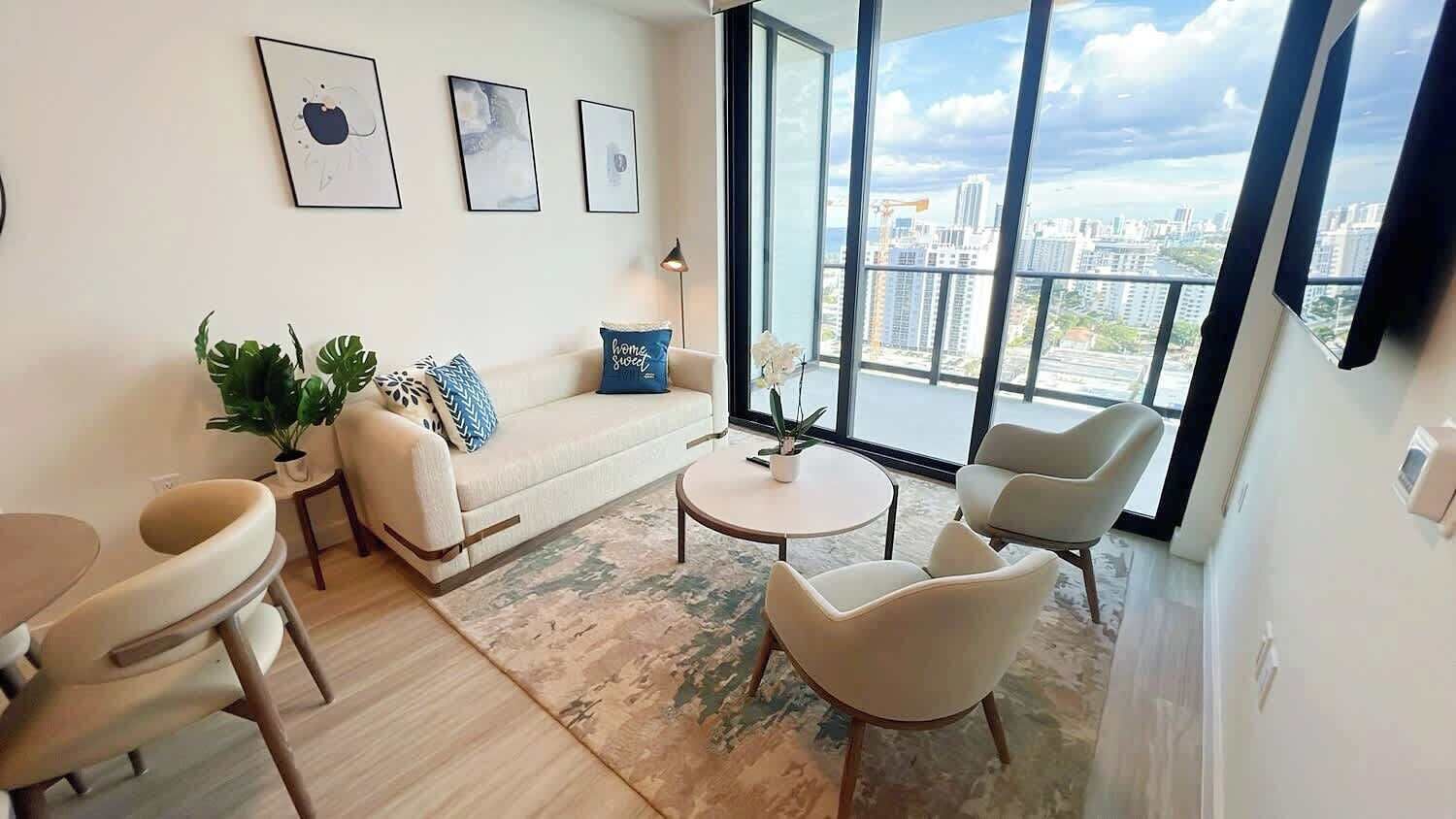 Condo superluxo | Área de estar | Smart TV 10 polegadas com canais a cabo