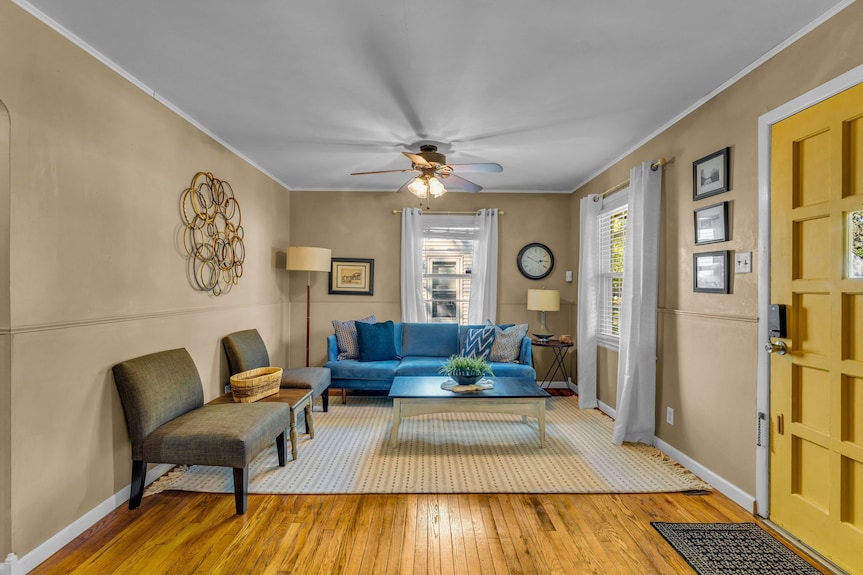 Steps From Washburn! Pet Friendly - Free Parking - Topeka, KS