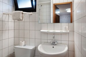 Quarto Triplo Standard, vista para a montanha | Casa de banho