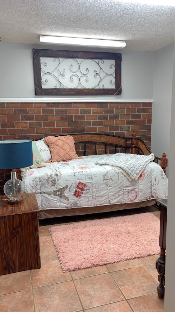 Charming condo 3-bedroom 2 bath, 2 living rooms! Stocked kitchen ...