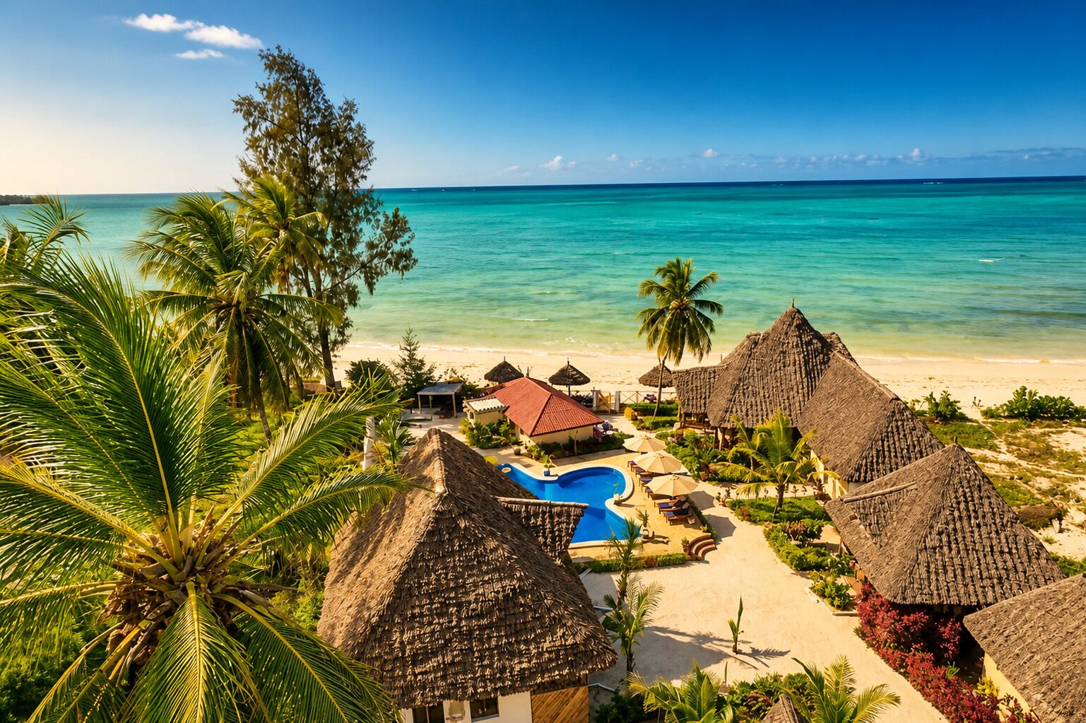 Na praia, praia de areia branca, espreguiçadeiras, guarda-sóis de praia 