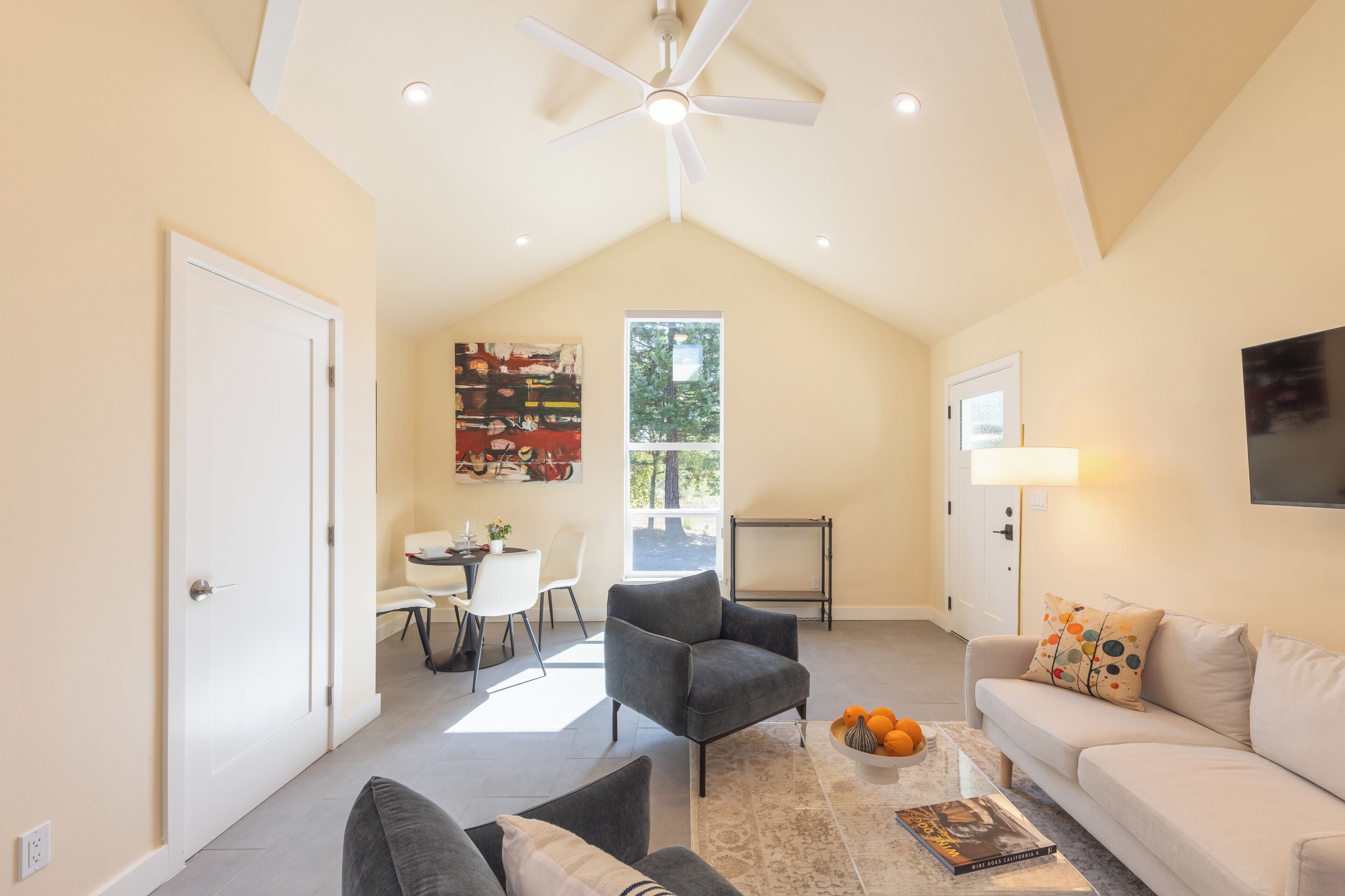 Fully Furnished Adu Farmhouse In Fabulous Healdsburg All Utilities Included - Healdsburg, CA