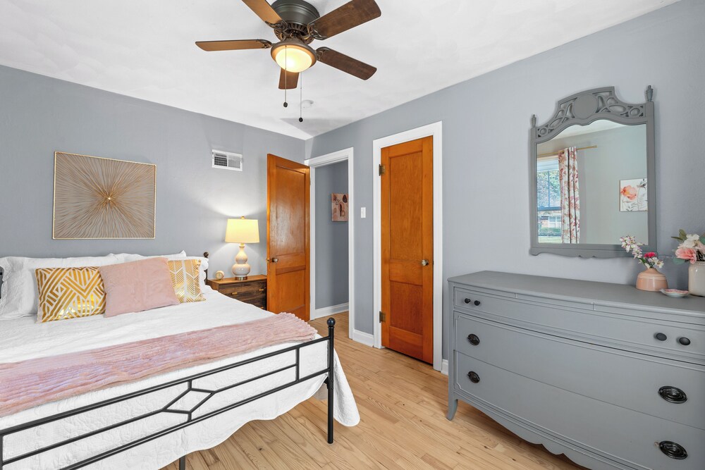 The Yellow Haus, 3 bedrooms, close to downtown Waterloo! - Waterloo | Stayz