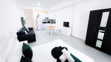 Estúdio Superior, 1 cama queen-size e sofá-cama, acesso à piscina, Vista para a cidade | Lençóis de algodão egípcio, roupa de alta qualidade, edredões de penas