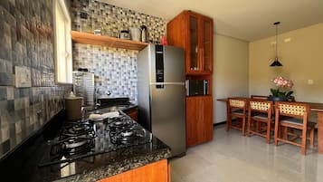 Apartamento Básico | Cozinha privada | Um frigorífico, um micro-ondas, uma placa de cozinha