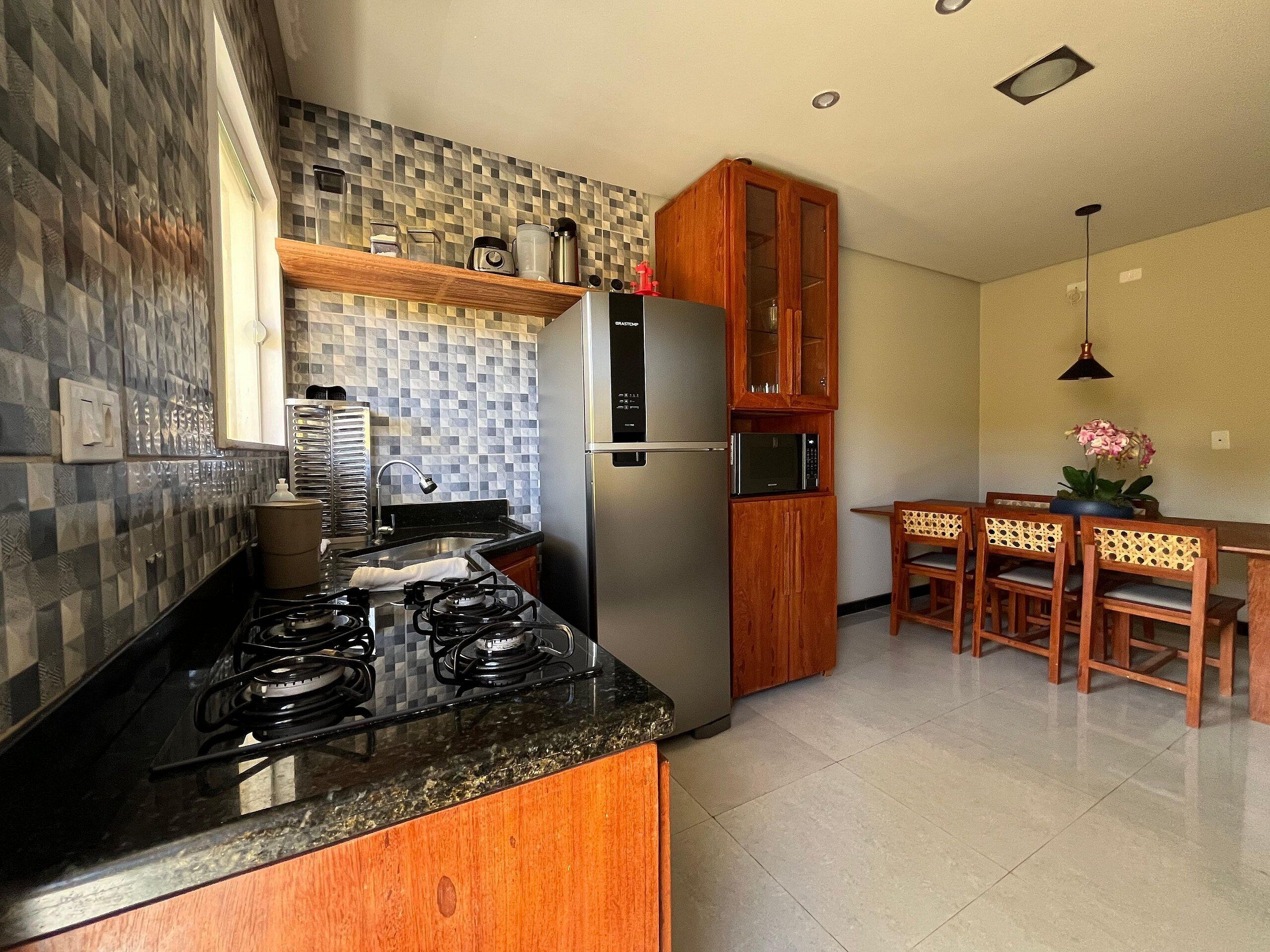 Apartamento básico | Cozinha privada | Geladeira, micro-ondas, cooktop, talheres/pratos/utensílios de cozinha