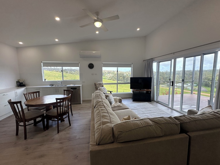 Cosy And Comfortable Executive Unit With Gorgeous Views And Close To Town Centre - Clare