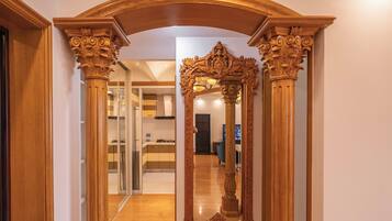 Apartamento Superior, 1 quarto, cozinha, Vista para a cidade | Sala | Smart TV de 55 polegadas com canais por cabo