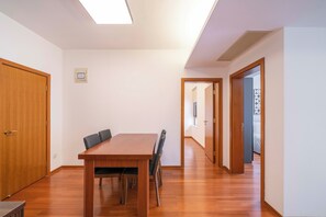 Apartamento Superior, 2 quartos, Vista para a cidade | Sala