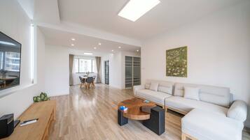 Apartamento superior, sacada, vista para a cidade | Sala de estar
