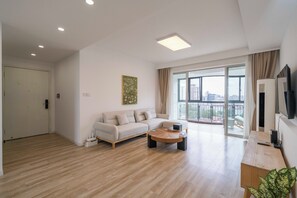 Apartamento superior, sacada, vista para a cidade | Sala de estar