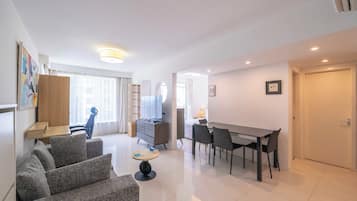 Apartamento Superior, 1 quarto, cozinha, Vista para a cidade | Sala | Smart TV de 55 polegadas com canais por cabo