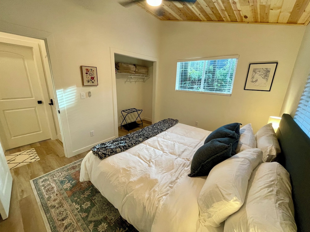 Charming 2-bedroom cottage with a hot tub. 5 Min to Volcanoes National ...