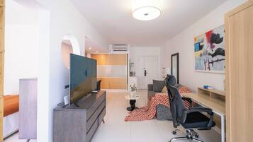 Apartamento, 1 quarto, cozinha, vista para a cidade | Sala de estar | Smart TV