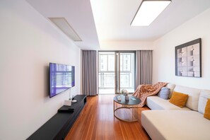 Apartamento Superior, 2 quartos, Vista para a cidade | Sala | Smart TV de 55 polegadas com canais por cabo 