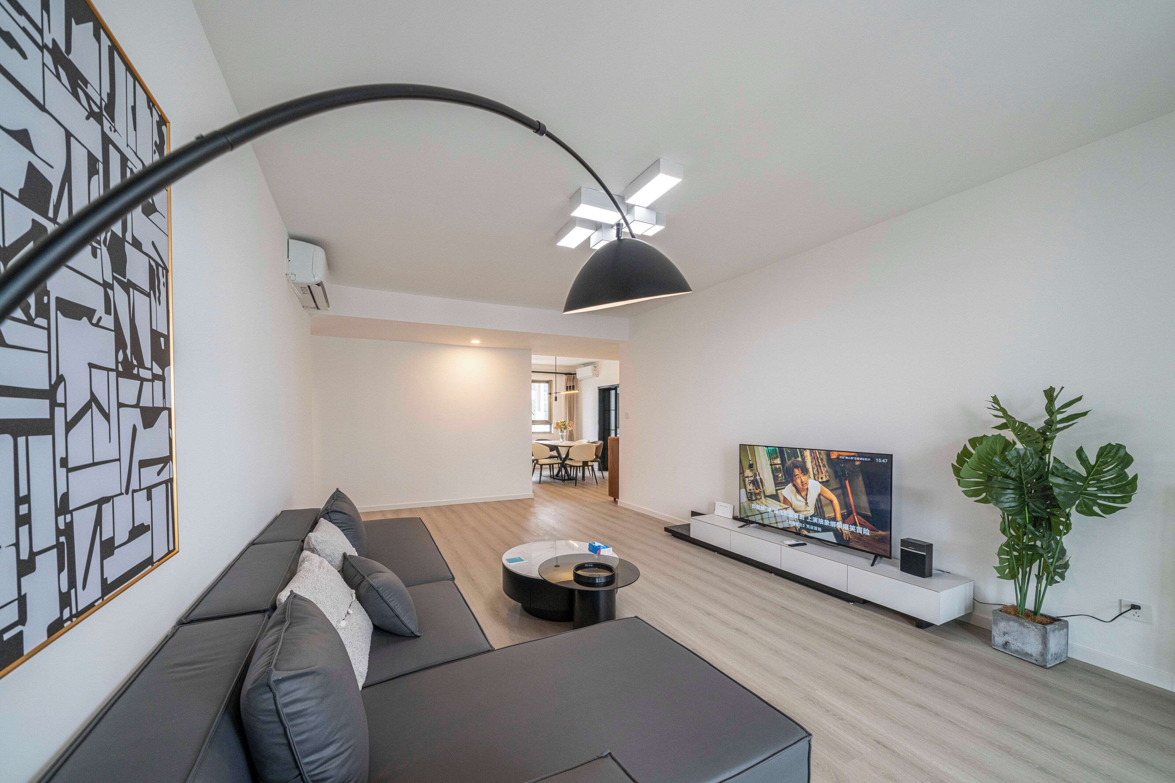 Apartamento, 3 quartos, sacada, vista para a cidade | Sala de estar | Smart TV 55 polegadas com canais a cabo