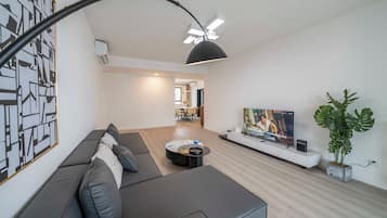 Apartamento, 3 quartos, sacada, vista para a cidade | Sala de estar | Smart TV 55 polegadas com canais a cabo