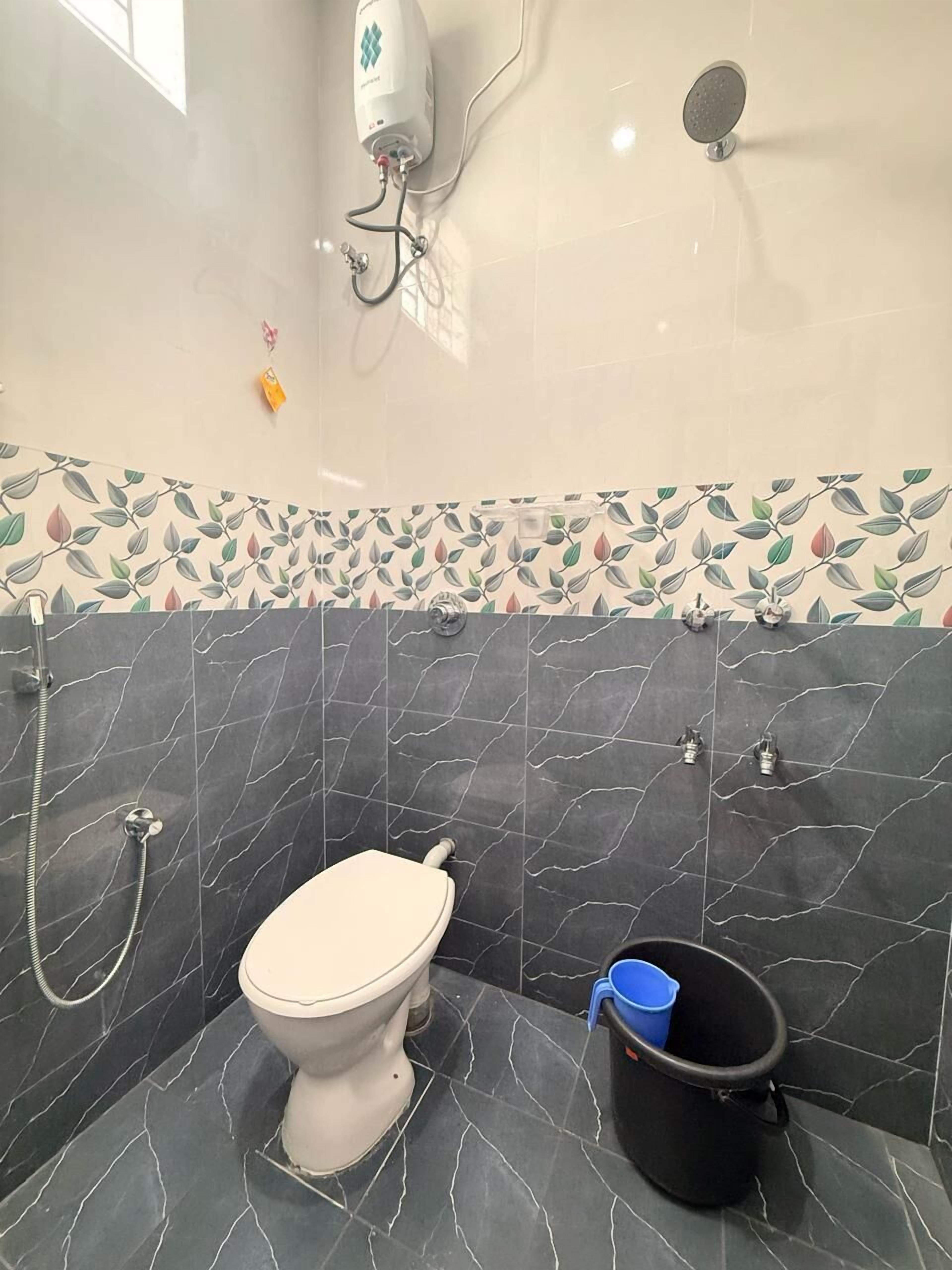 Chuveiro, toalhas de banho, sabonete, shampoo